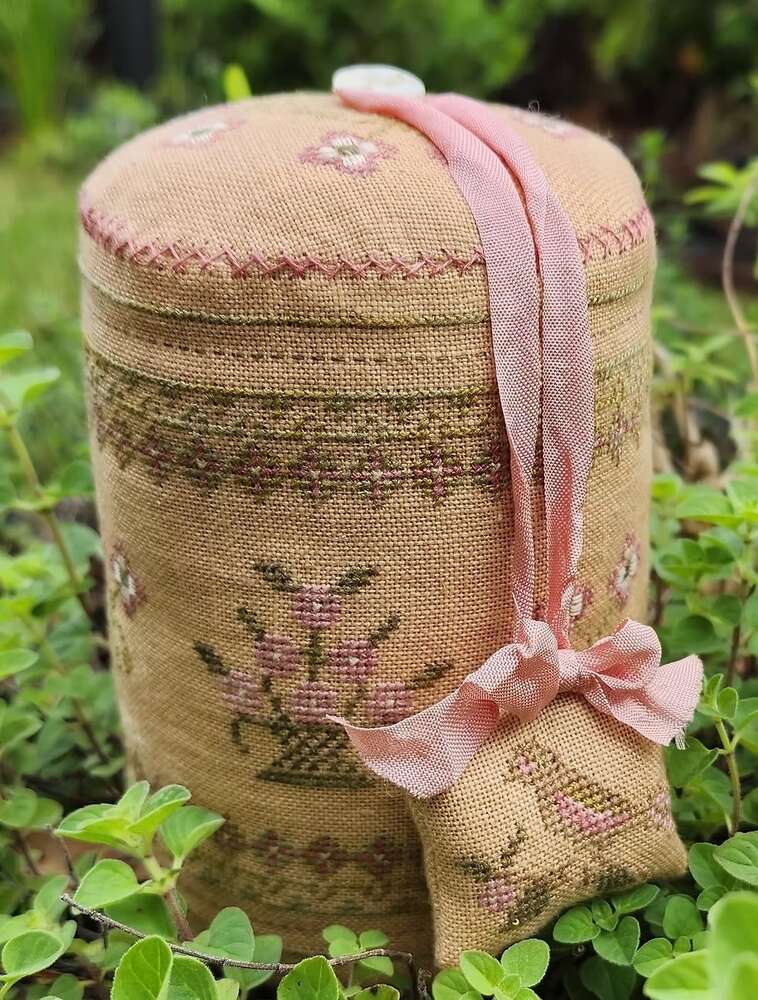 Samplers not Forgotten - Lenten Rose Drum - Le Comptoir des fees